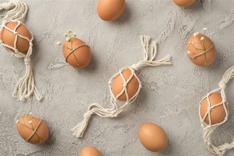 분리 된 회색 콘크리트 배경에 석고 꽃과 꼬기로 장식 된 문자열 가방과 계란갈색 부활절 달걀의 최고 보기 사진 0명에 대한 스톡 사진 및 기타 이미지 Istock