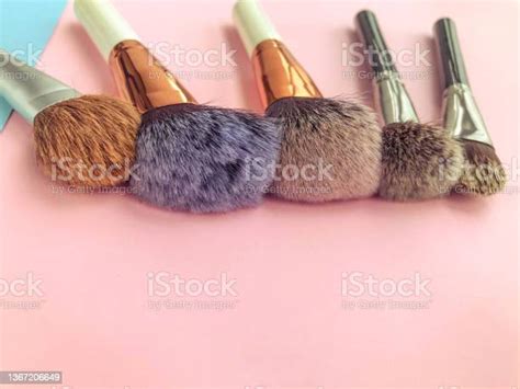 브러시는 밝은 배경에 놓여 있습니다 얼굴에 질감을 가하기 위한 천연 칫솔모가 있는 푹신한 브러쉬 파우더 블러쉬 및 윤곽 브러쉬 0명에 대한 스톡 사진 및 기타 이미지