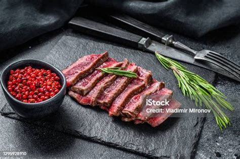 스톤 보드에 구운 필레 미뇽 스테이크 검은 색 배경 위쪽 보기 0명에 대한 스톡 사진 및 기타 이미지 0명 검은색 고기