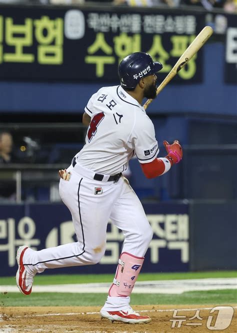 홈런 치는 두산 라모스 네이트 스포츠
