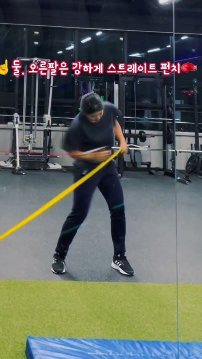 골프를 잘치려면 이 운동 꼭 하세요1평소보다 조금 더 앉으며 백스윙2왼발로 일어나는 느낌으로 다운스윙3왼팔을 당겨 몸통