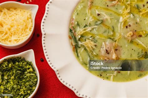 맛있는 브로콜리 녹색 국물 녹색 브로콜리 수프 채식주의자 강판에 간 파마산 치즈와 파슬리 나무 배경과 붉은 천 요리법 브라질 겨울 음식 0명에 대한 스톡 사진 및 기타