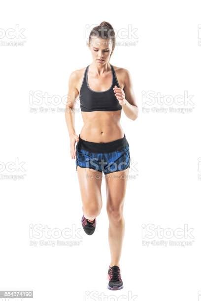 역주 운동 맞는 여자와 헤어 모션 없이 내려 보기의 전면 보기 전경에 대한 스톡 사진 및 기타 이미지 전경 달리기 젊은 여자 Istock