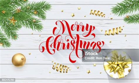 메리 크리스마스 황금 장식 인사말 카드 서 예 글꼴 흰색 나무 배경 벡터 크리스마스 나무와 새 해 선물 겨울 휴가 골드 스타 반짝 색종이 조각 장식 0명에 대한 스톡 벡터