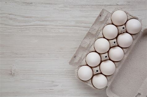 흰색 나무 표면에 종이 상자에 조리되지 않은 유기농 흰 계란 상단 보기 위에서 플랫 평지 오버헤드 공간을 복사합니다 농장에 대한 스톡 사진 및 기타 이미지 Istock