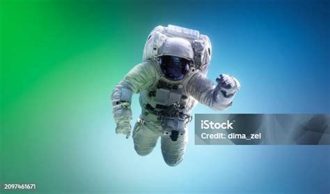 우주에 떠 있는 우주인 밝은 파란색과 녹색 배경에 우주 비행사 우주복을 입은 남자가 날고 있다 공상 과학 벽지 그래픽 디자인 공간 개념입니다 혼합 매체 우주 비행사에 대한