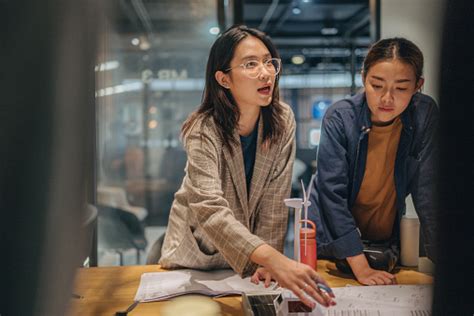 회의에서 문서 및 아이디어를 논의하는 비즈니스 사람들 비즈니스에 대한 스톡 사진 및 기타 이미지 비즈니스 디자인 전문가 청년 성인 Istock