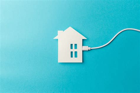 현대 자율 스마트 홈의 개념 파워 뱅크는 파란색 배경의 집에 연결되어 있습니다 맨 위 보기입니다 플랫 레이 클로즈업 공간을 복사합니다 에너지 절약 환경 개념 녹색 에너지