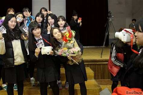 한국후지필름 고교 졸업식에서 인스탁스로 즉석사진 체험 프로그램 실시 보드나라