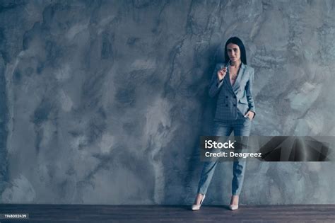 전체 길이 바디 사이즈 사진 아름 다운 그녀는 그녀의 비즈니스 레이디 홀드 팔 손 사양 기대어 벽 봐 편안 하 게 진행 휴식 엄격한 사무실 착용 정장착용 체크 무늬 체크