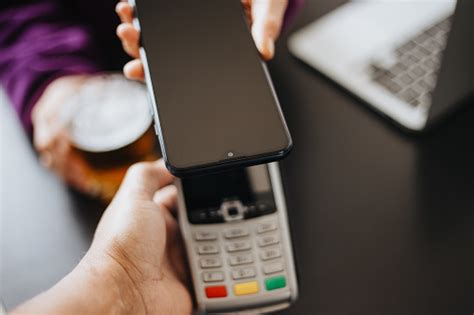 Nfc 기술을 사용하여 지불하는 여성 2명에 대한 스톡 사진 및 기타 이미지 2명 30 34세 Brand Name Smart Phone Istock