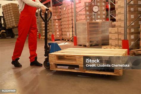 창고에서 수동 지게차로 나무 팔레트를 움직이는 작업자 클로즈업 30 34세에 대한 스톡 사진 및 기타 이미지 30 34세 공장 산업 건물 나무 상자 Istock