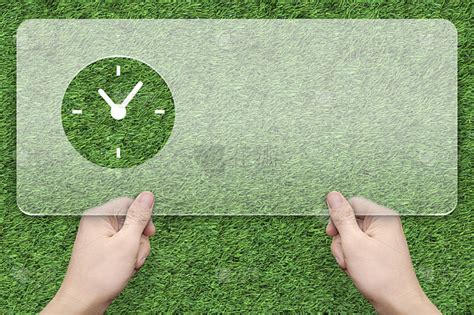 时钟符号消息框与绿草背景