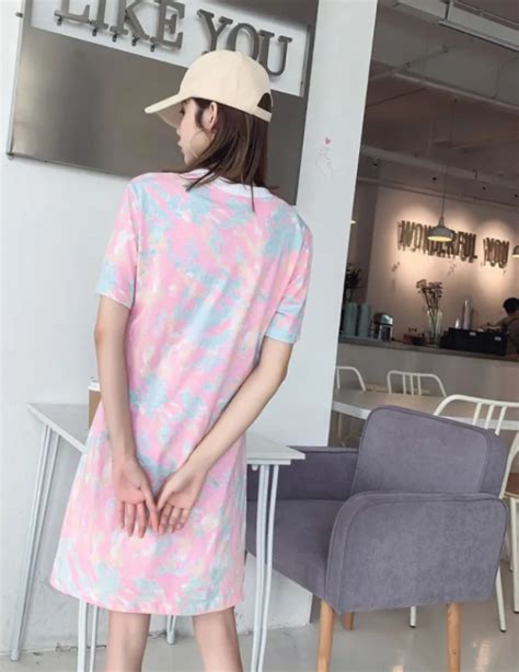 Adidaseˉ ชุดเดรสผ้าฝ้ายแท้ กระโปรงพิมพ์ลายกีฬาลำลองความยาวปานกลางทรงหลวมและบางเทรนด์ของผู้หญิงปี