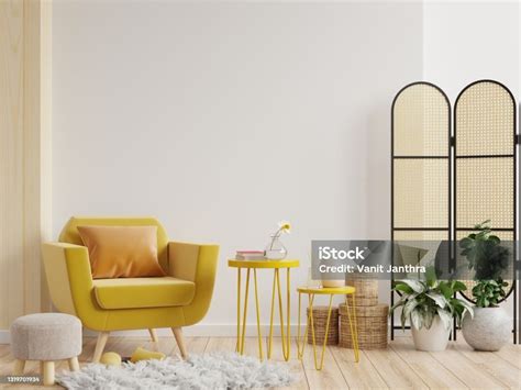 흰색 벽 배경에 노란색 안락 의자가있는 따뜻한 색조의 거실 내부 벽 모형 0명에 대한 스톡 사진 및 기타 이미지 0명 3차원 형태 가구 Istock