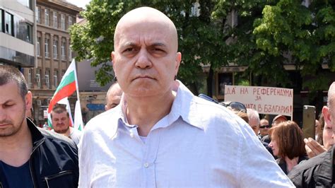 Слави Трифонов Дали Николай Денков е знаел че като е бил зам министър в кабинет на Бойко