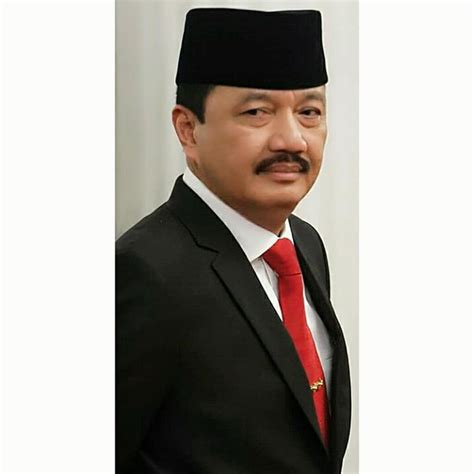 Gaya Kepala Bin Budi Gunawan Saat Dampingi Jokowi Gagah And Terlihat