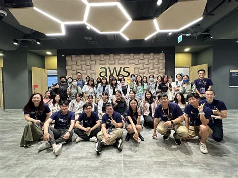 🚀 今年的 Aws 雲端夏令營已經啟航，來自不同學校的同學們已經開啟了兩場雲端之旅。我們 Aws 的構建者熱烈歡迎同學們的到來，並與大家一起分享了雲端運算、人工智慧等領域的知識和生活應用，也跟