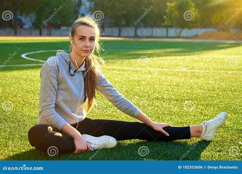 Mujer Hermosa Del Deporte Que Hace Estirando Ejercicio De La Aptitud En