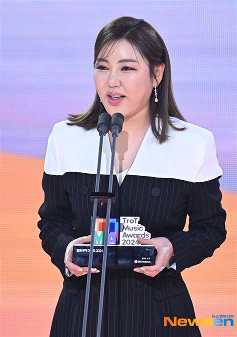 송가인 ‘10대 가수상 너무 감사 포토엔hd