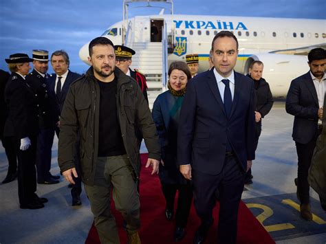 Зеленский прибыл во Францию его встречал министр обороны