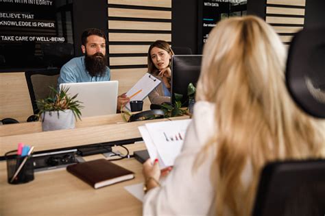 서로 반대편에 앉아 프로젝트 데이터와 전략을 논의하는 비즈니스 동료 25 29세에 대한 스톡 사진 및 기타 이미지 25 29세 3 명 30 34세 Istock
