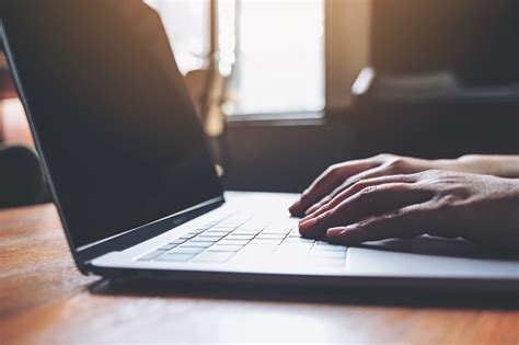 손 사용 하 여 나무 테이블에 노트북 키보드 입력의 근접 촬영 이미지 개념에 대한 스톡 사진 및 기타 이미지 개념 개념과 주제 금융 Istock