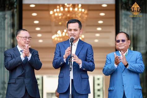ឯកឧត្តមអភិសន្ដិបណ្ឌិត ស សុខា អញ្ជើញប្រគល់រថយន្តជូនអគ្គនាយកដ្ឋាន