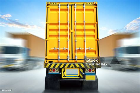 도로를 달리는 세미 트레일러 트럭의 움직임 선적 화물 컨테이너 경제 비즈니스 도로에서의 운송 배송 가져오기 내보내기 트럭 화물 물류 트럭 운송 글로벌 비즈니스에 대한 스톡