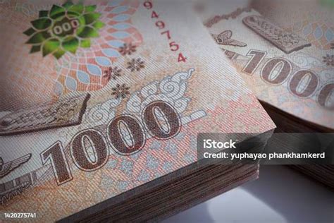 돈과 인플레이션 아이디어 흰색 배경에 태국 바트 지폐 1000 팩 복사 공간이 있는 위쪽 보기입니다 태국 동전에 대한 스톡 사진 및 기타 이미지 Istock