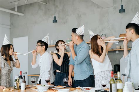 쾌활한 젊은 아시아 남자와 여자 재미 소품을 들고 파티에서 축하 휘파람의 그룹 건강한 생활방식에 대한 스톡 사진 및 기타 이미지 건강한 생활방식 긍정적인 감정 표현