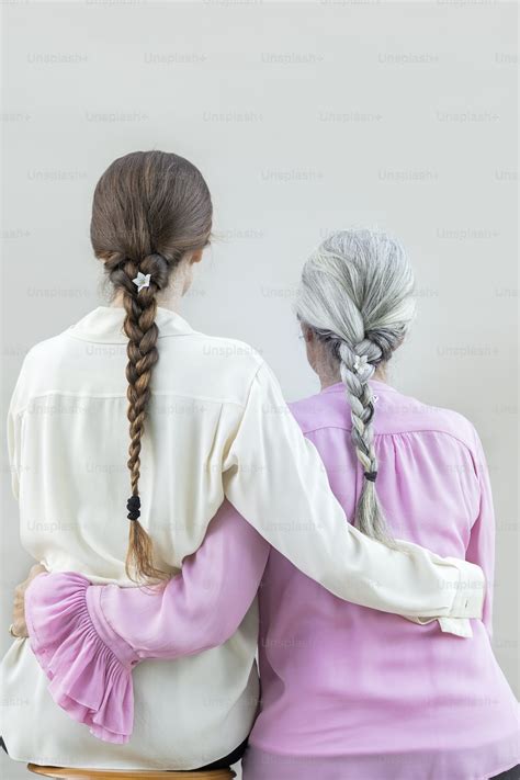 분홍색 드레스를 입은 사람 사진 Unsplash의 2 이미지