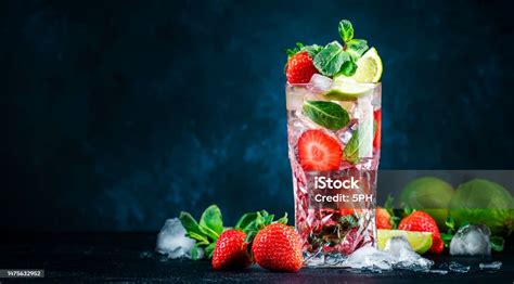 진한 파란색 배경에 라임 화이트 럼 소다 사탕수수 설탕 민트 얼음이 든 딸기 모히토 칵테일 음료 여름 상쾌한 음료 Gin Tonic에 대한 스톡 사진 및 기타 이미지