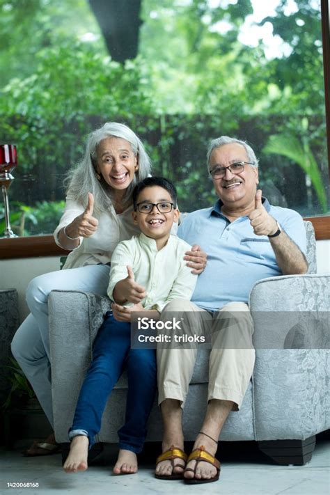 엄지 손가락을 보여주는 손자와 함께 행복한 시니어 커플 손자 손녀에 대한 스톡 사진 및 기타 이미지 손자 손녀 조부모