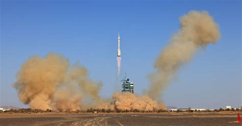 평균 38세 비행사 셋 태우고 中 유인 우주선 ‘선저우 17호 발사