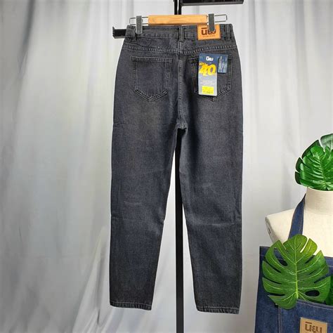 นิยมยีนส์ รุ่น 1217 กางเกงยีนส์ผู้หญิง ผ้าไม่ยืด สีดำฟอก ทรงบอย8ส่วน แต่งขาดซ้าย3จุด ขาดขวา4จุด