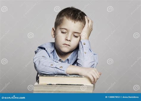 A Estudante Caiu Adormecido Na Tabela Com Os Livros Tonificando Imagem De Stock Imagem De