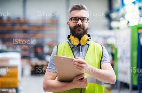 산업 공장에 서 있는 보호 헤드폰을 갖춘 기술자 또는 엔지니어 안전에 대한 스톡 사진 및 기타 이미지 안전 일함 직업 Istock