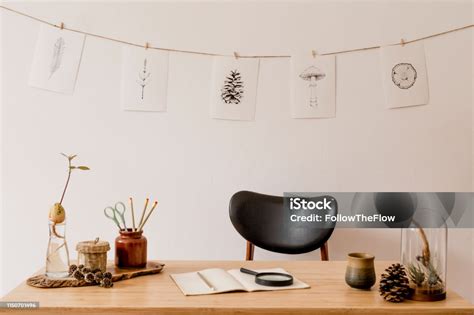 나무 책상 디자인의 자 산림 액세서리 아보카도 공장 사무 용품을 갖춘 홈 오피스 공간의 스칸디나비아 인테리어 흰색 벽에 세련 된 그림입니다 식물 홈 장식입니다 최소한 0명에