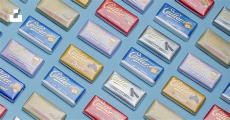 빨간색 파란색과 노란색 둥근 플라스틱 장난감 사진 Unsplash의 무료 초콜릿 바 이미지