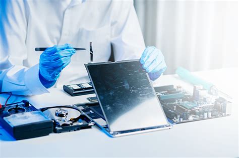 전자 기술자 전자 공학 전자 수리 전자 측정 및 테스트 수리 및 유지 보수 개념은 전압 측정기를 사용하여 확인하고