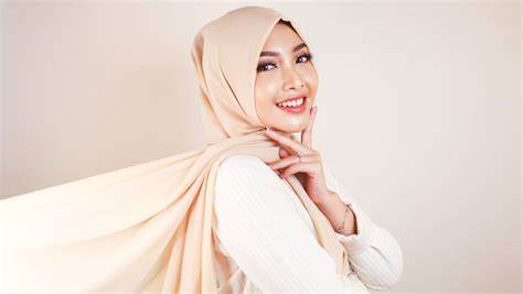 Baju Maroon Cocok Dengan Jilbab Warna Apa Best Hijab Color To Match Maroon Outfit The Hake