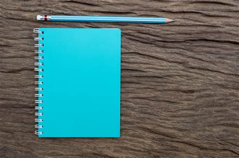 연필과 책 모형 에 백그라운드에서 오래 된 나무 책상 플랫 평지 사진 상단 보기 연습장 책에 대한 스톡 사진 및 기타 이미지 연습장 책 0명 갈색 Istock