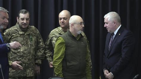 Міністр оборони України Олексій Резніков говорить з міністром оборони Литви Арвідасом