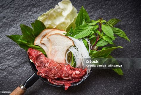 스키야키 세트 샤 브 샤 브 포함 고기 쇠고기 슬라이스 국수 버섯과 신선한 야채 냄비에 일본 음식 아시아 가정 주방에 대한 스톡 사진 및 기타 이미지 Istock