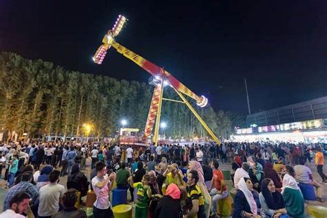 تصویر جالب پیرزن و پیرمرد در تونل وحشت اولین شهربازی تهران