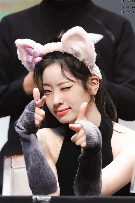 팬사인회에서 귀여운 트와이스 다현 걸그룹연예인 움짤저장소