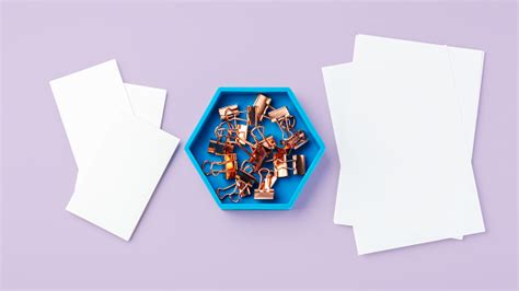 실리콘 트레이에 로즈 골드 바인더 클립과 보라색 배경에 흰색 메모 종이 0명에 대한 스톡 사진 및 기타 이미지 0명 강철 개념 Istock