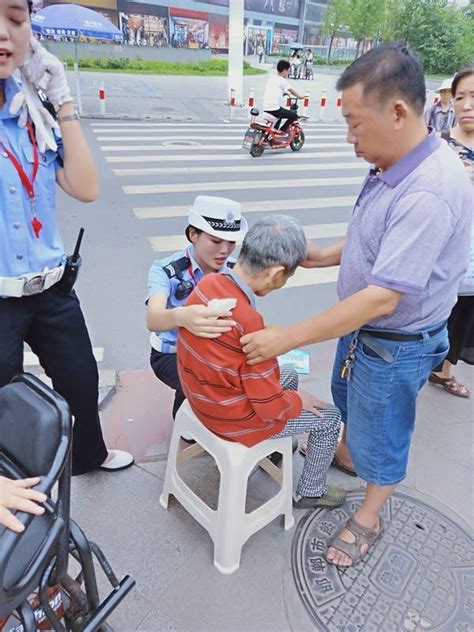 老人犯病倒地 女警救助脱险澎湃号·政务澎湃新闻 The Paper