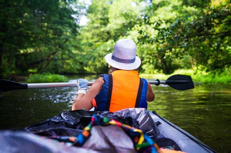 카약 그리고 카누입니다 노 함께 보트에 젊은 여자는 정글에서 야생 강에 아무것도 노와 카누에서 관광 소녀입니다 레저 활동입니다 카약에서 수영 강에 대한 스톡 사진 및 기타